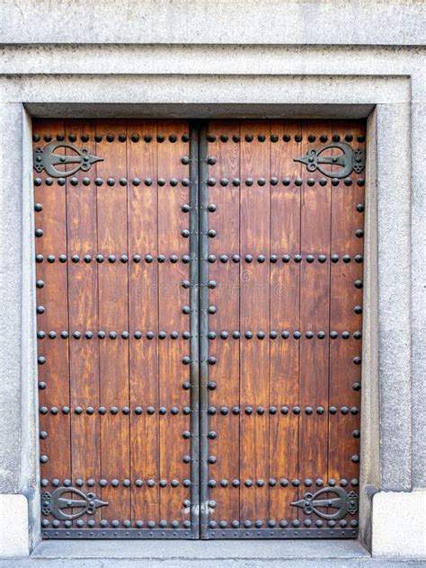 Klassieke Houten Deur Met Metalen Sluitingen En Scharnieren Stock Afbeelding Image Of Ontwerp