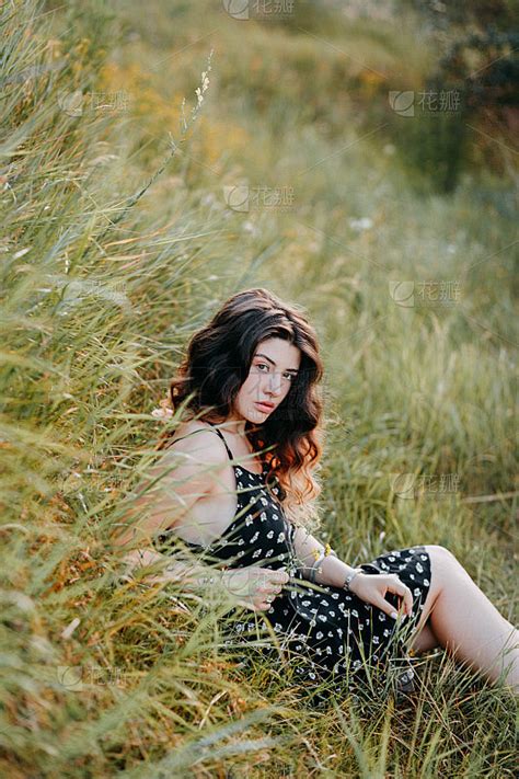 田野里的漂亮姑娘