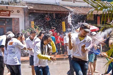 Expérience De Voyage Au Laos Pendant Le Boun Pimay Activités