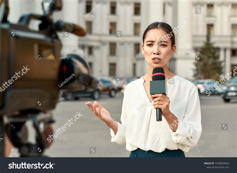 6 350 Imágenes De Female News Reporter Microphone Imágenes Fotos Y