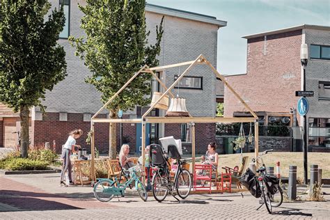 Nou Pak Liever Een Schep En Kom Helpen • Thuisblijvers