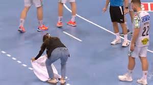 Danach Rennt Er In Die Kabine Handball Star übergibt Sich Auf Dem Spielfeld Sport Bild De