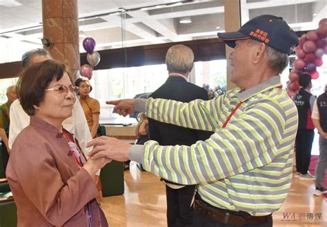 新科議長黃凱展魅力 逾百位議員回娘家 場面溫馨 觀傳媒