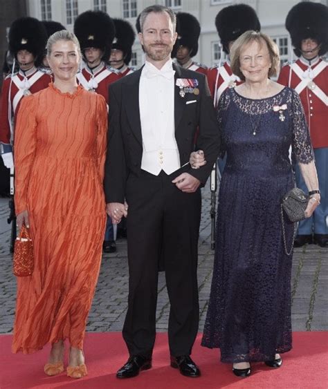 For Første Gang Uden Uffe Alice Vestergaard Ankom Med Søn Og