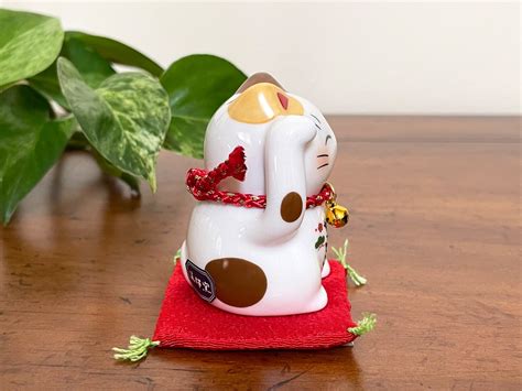 Japanese Lucky Cat Statue Maneki Neko Beckoning Waving Cat Etsy