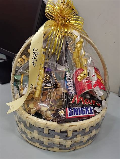 Eid T Basket With Snacks And Candy Chocolade Geschenken Keuken
