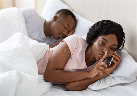 Engañando A Un Africano Chateando Con Miserias En La Cama De Su Familia