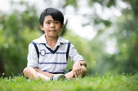 公园里一个亚洲小男孩的肖像