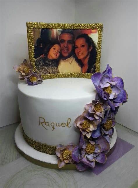 Pastel Con Fotografía Comestible Y Flores Hechas Con Wafer Paper