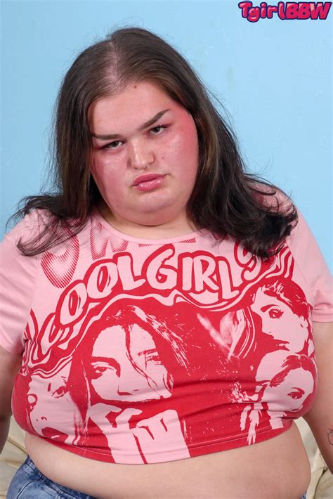 胖黑发人妖天使夏天暴露了她的大屁股和小家伙