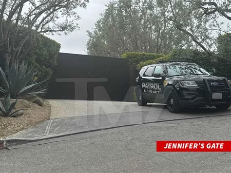 Jennifer Anistons Alleged Gate Crasher Charged With Stalking Her For