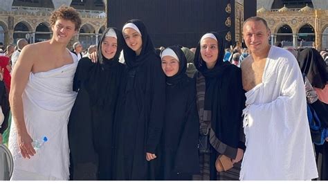 نادر السيد يؤدي مناسك العمرة رفقة أسرته شاهد