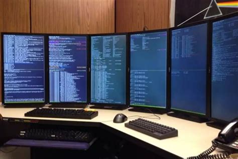 Ide Kreatif Rakit Komputer Untuk Programing Lebih Nyaman Dengan Banyak Monitor Techno Id