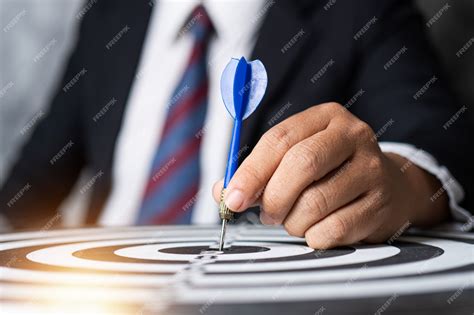 Concept De Cible Et De Stratégie Homme Daffaires Se Concentrer Pour