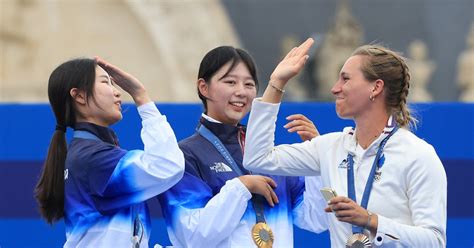 하이파이브 하는 남수현·리사 바르플랭