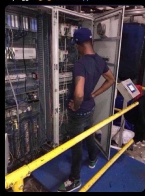 TWO TERTY On Twitter Whatsapp National Service Guy Who Unplugged Something Rn Https T Co