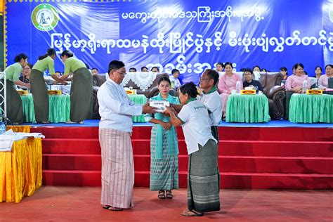 မကွေးတိုင်းဒေသကြီးဝန်ကြီးချုပ် ဦးတင့်လွင် မြန်မာ့ရိုးရာ ထမနဲထိုးပြိုင်ပ