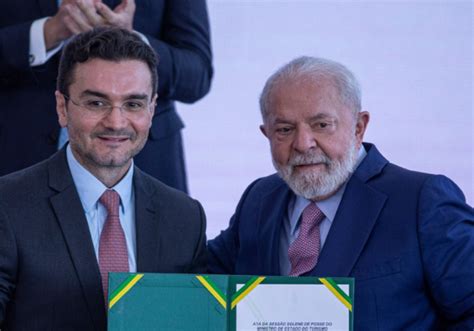 Lula Anuncia Saída De Celso Sabino Do Turismo E Filho De Deputado é Indicado Como Novo Ministro