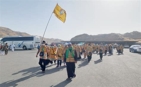 Cjh Berseragam Batik Awan Berarak Kibarkan Bendera Mempawah Di Tanah Suci Mekkah Suarakalbar Co Id