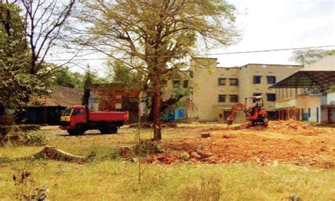 ചാലക്കുടി ഗവ സ്കൂൾ ട്രാക്കിലാകാതെ കളിസ്ഥലവും ചുറ്റുമതിലും Chalakudy Govtschool Playground