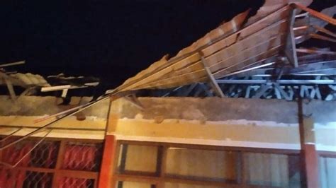 Puting Beliung Di Panawangan Ciamis Rusak Perkantoran Dan 50 Rumah Warga