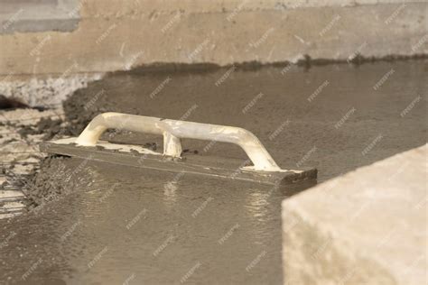Nivelamento De Pedreiro E Nivelamento Da Base Do Piso De Concreto Foto Grátis