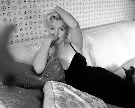 Marilyn Monroe 8x10 Picture Classic Look On Couch Photo Ebay