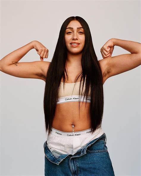 Lourdes Leon Posa In Boxer Con I Peli Sotto Le Ascelle La Figlia Di