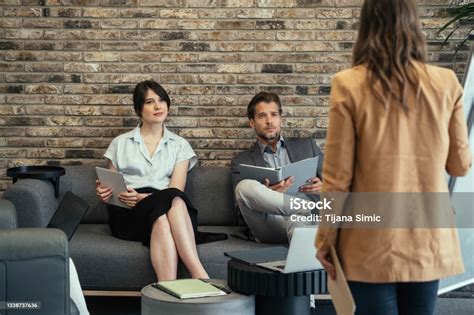 직장에서 프리젠 테이션을 갖는 성공적인 비즈니스 여성 3 명에 대한 스톡 사진 및 기타 이미지 3 명 남자 사업가 서 있기 Istock