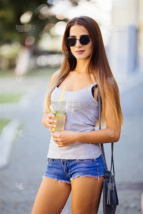 在公园里喝柠檬水的年轻美女素材 花瓣网 在公园里喝柠檬水的年轻美女素材 花瓣网