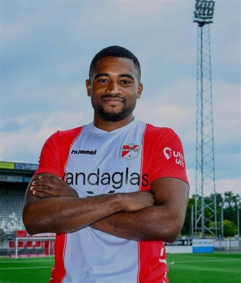 Transfert Le Camerounais Franck Evina Signe En Hollande