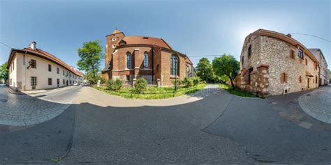 Hela 360 Hdri Panorama Nära Den Katolska Gotiska Kyrkans Röda Murar I Gammal Stad Med Historiska