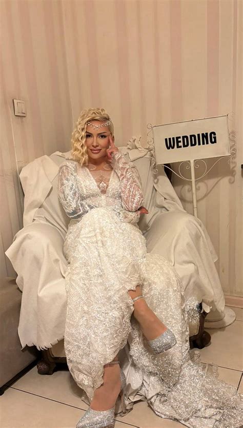 Новинарката Александра Спировска е кул невеста со 2 аутфита ќерката