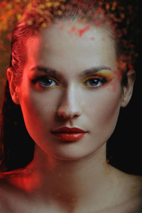 Ragazza Bella A Colori La Spruzzata Della Pittura Dietro Il Colore Dipinto Di Vetro Alla Luce