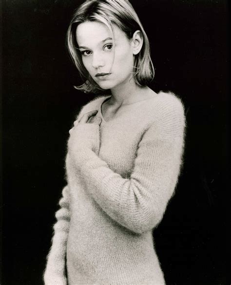 Download Young Samantha Mathis In Grayscale Wallpaper