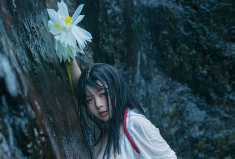 深入探索ninja阿寨寨小姐姐演绎的神明巫女角色，感受她的舞蹈之美！ 图呜呜