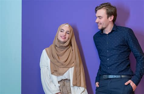 Photo Libre De Droit De Portrait Dun Jeune Couple Musulman En Robe À La