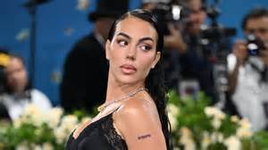 Del Debut De Georgina Con Tatuaje A Rosalia Hecha Escultura Los Looks