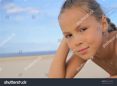 Preteen Girl On Beach ภาพสต็อก 10278484 Shutterstock