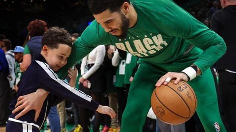 Deuce Tatum Poses Like Kobe Bryant With Trophy By His Feet Newsbreak