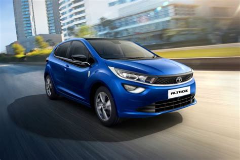 Tata Altroz 2023 2025 Xe On Road Price Rto Insurance Features Colours Mileage And Faqs