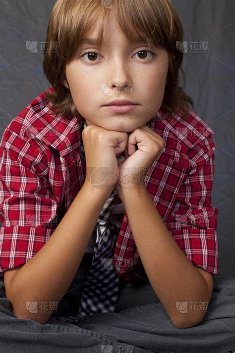 认真的男孩垂直画幅美学龄儿童半身像注视镜头棕色头发仅男孩帆布