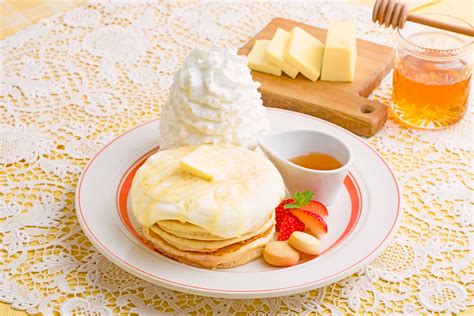 【eggs N Things】とろけるバター×はちみつ、至福のメニューが登場！「ハニーバターミルクパンケーキ」「ハニーマスタードチキン＆エッグス」4月21日（火）～ 5月21日（木