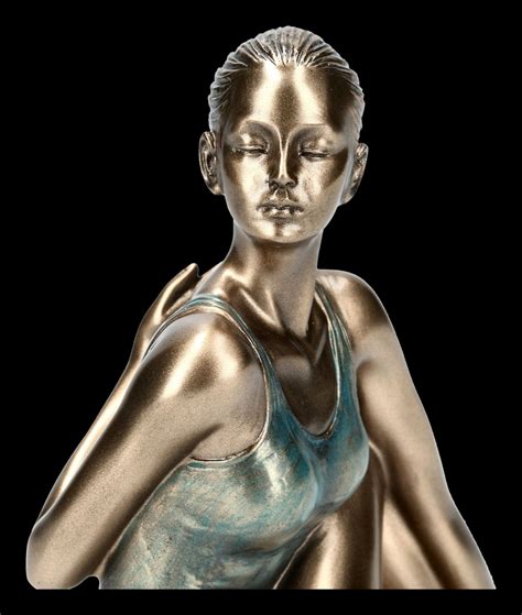 Weibliche Yoga Figur Ardha Matsyendra Asana Veronese