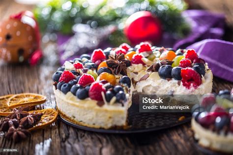 스타 아니 스와 신선한 과일 딸기 딸기 딸기 치즈 케이크 크리스마스 장식으로 크리스마스 치즈 치즈케이크에 대한 스톡 사진 및 기타 이미지 Istock