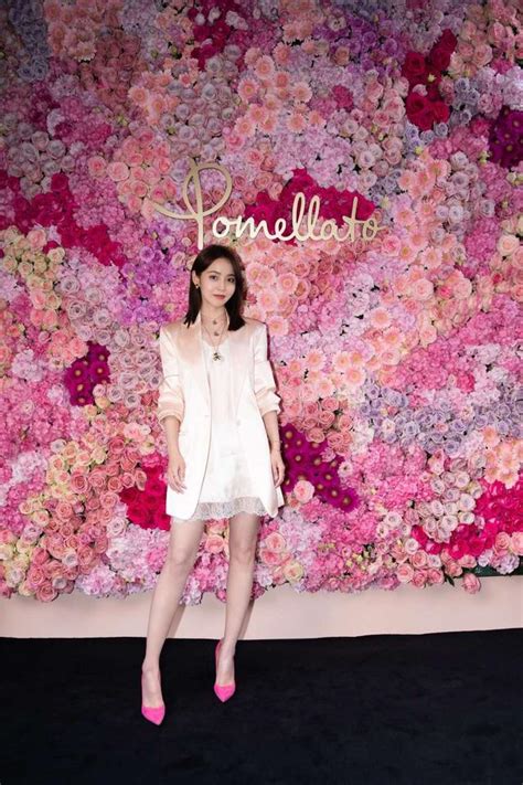 张佳宁好惊艳，穿蓝色短袖配半身裙， 肉肉腿”也抢镜财经头条