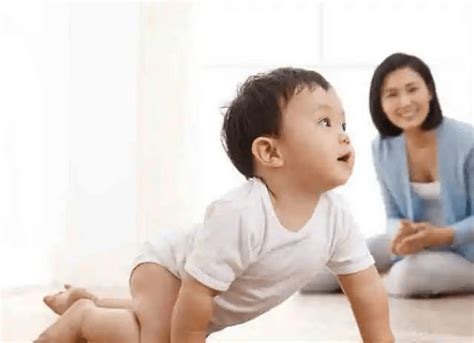 宝宝抬头有规律，想让孩子尽快掌握这项技能，训练就得讲究方法 搜狐大视野 搜狐新闻