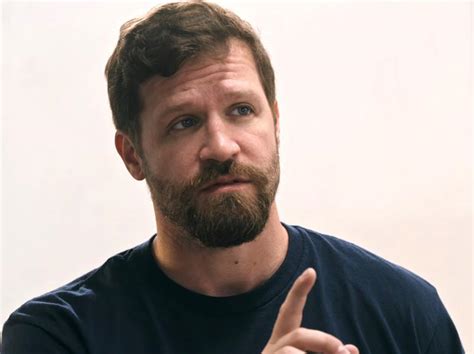 Quem é Chris Oconnor Dos Pneus Da Netflix 7 Coisas Para Saber Sobre O Ator Universo Cinema