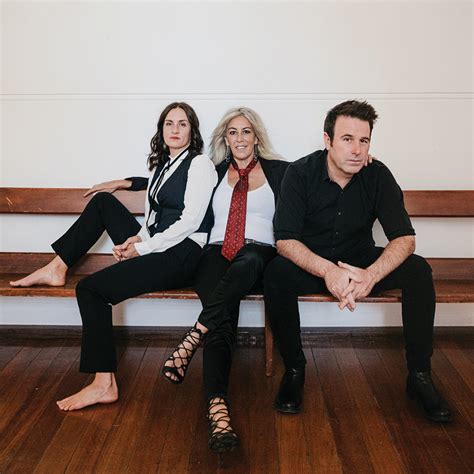 The Waifs Live At The Hoey Almost Sold Out Hoey Moey