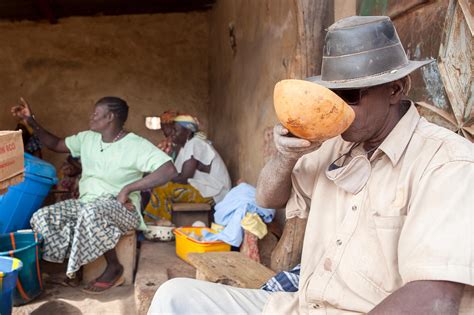 Antoine Boureau Homme Buvant Du Dolo Dans Une Calebasse En Face De La